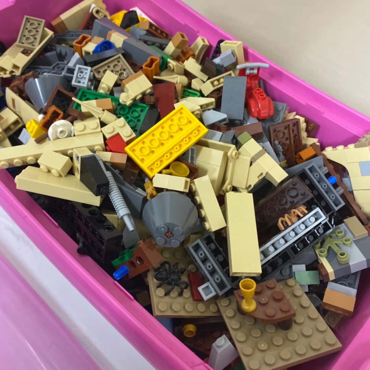 Misc lego in tub approx 2kg(s)