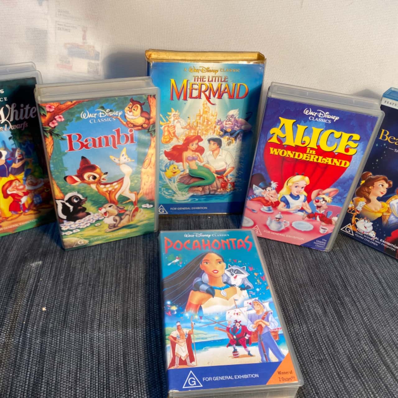 VHS bundle Snow White , bambi , Pocahontas , the little mermaid, Alice ...