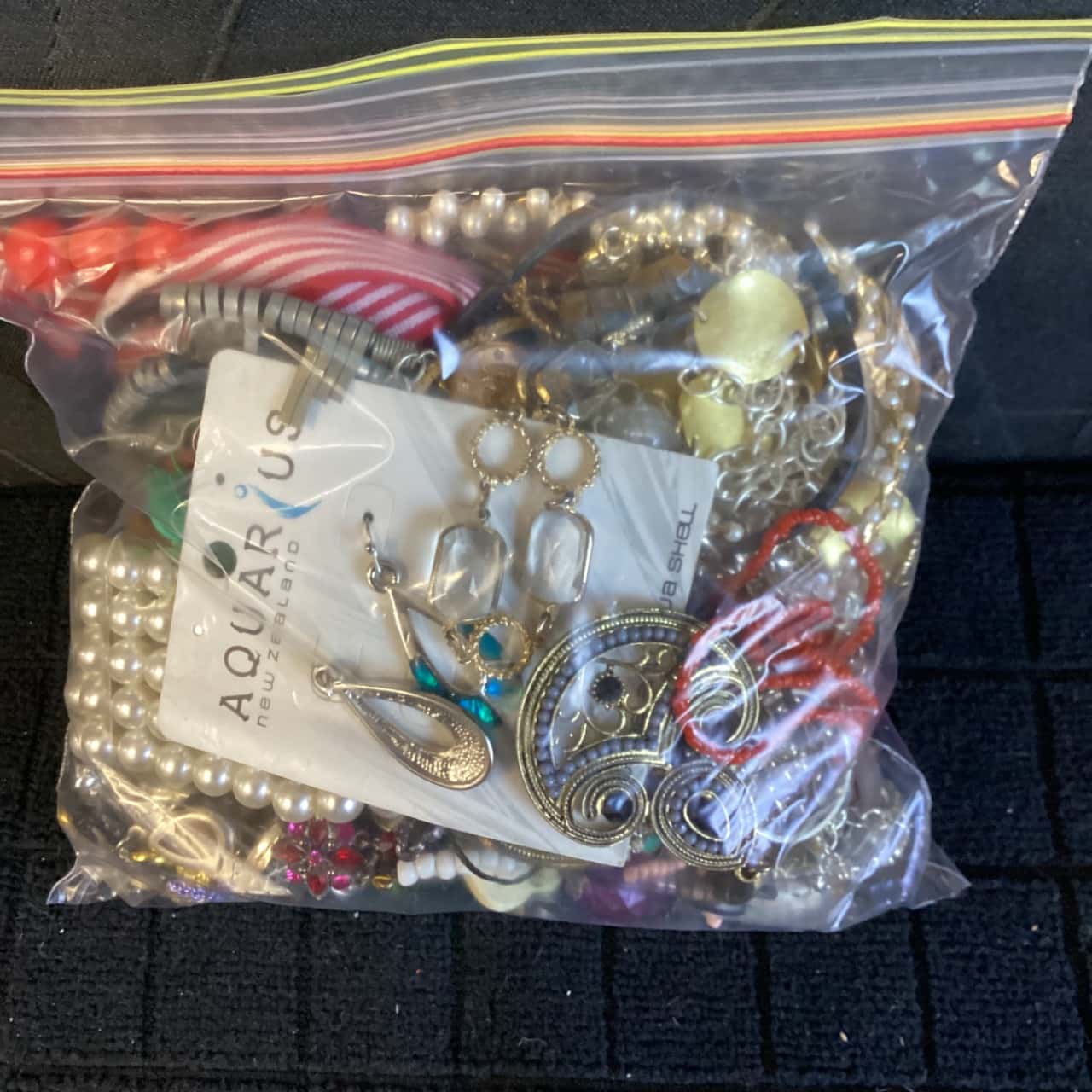 Bag of assorted jewellery (9)(s)