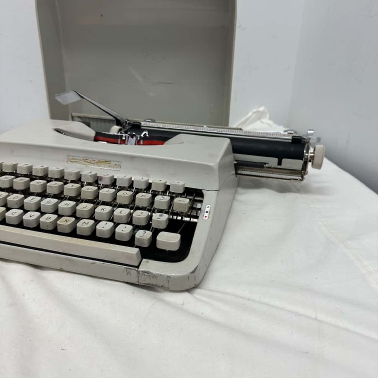 Vintage Manual Typewriter withe Carry Case Lid(s)