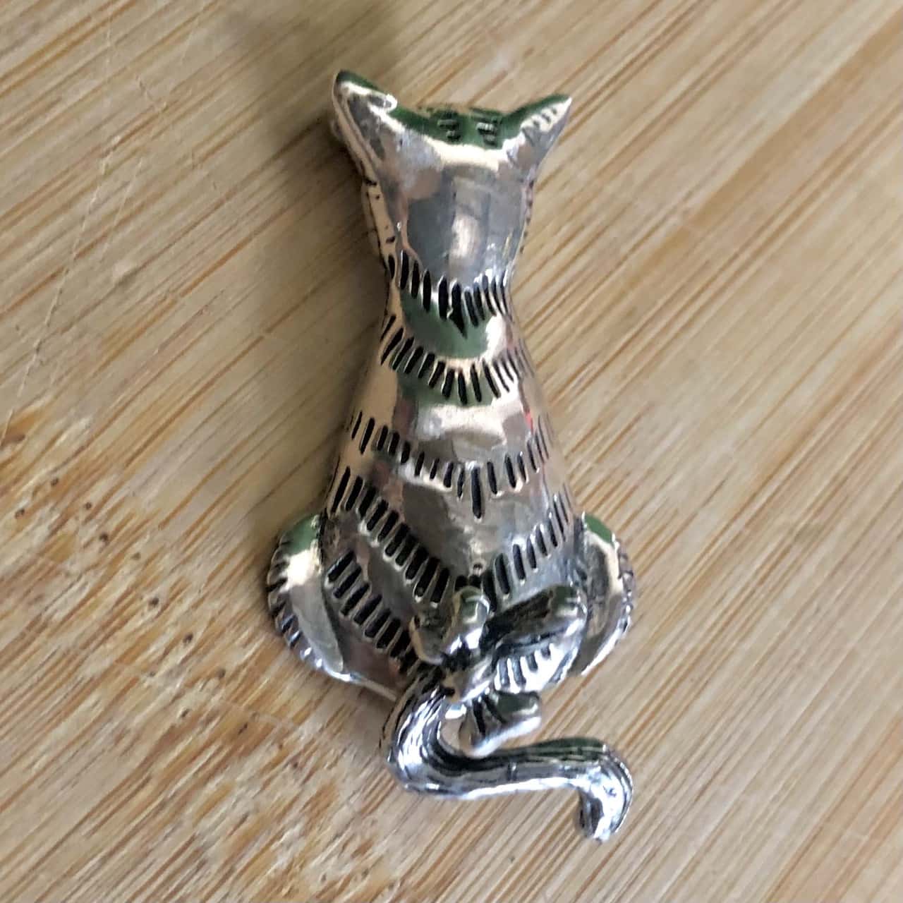 Cute Backwards Sitting Cat Brooch (s)