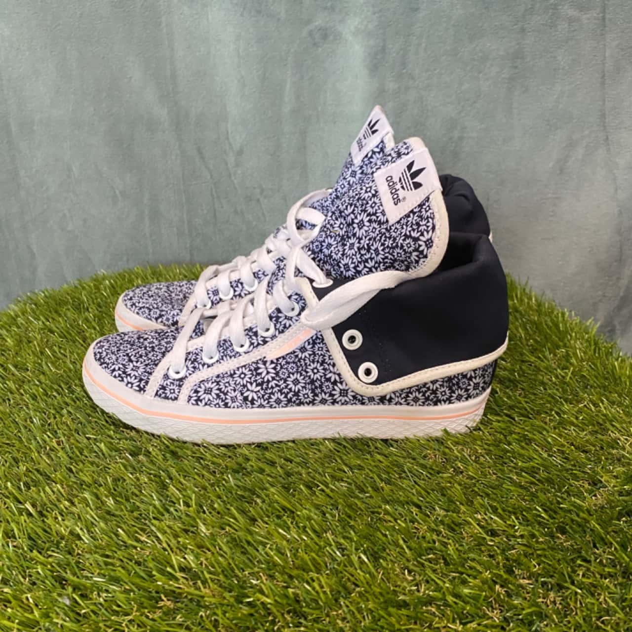 Adidas Womens Size 6 Navy Blue White Shoes S